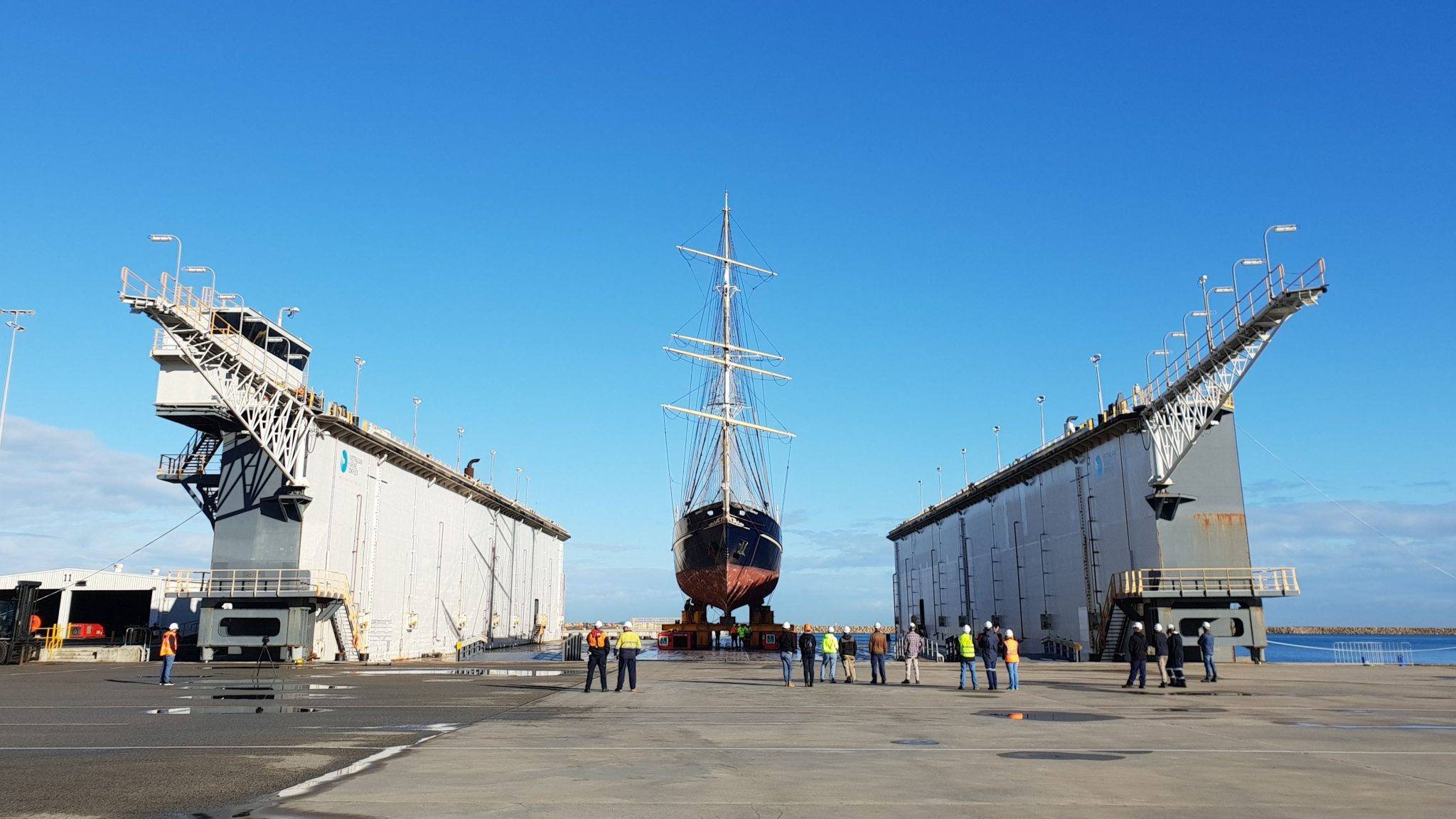 Community effort sees Leeuwin lifted from water - Leeuwin Ocean Adventure
